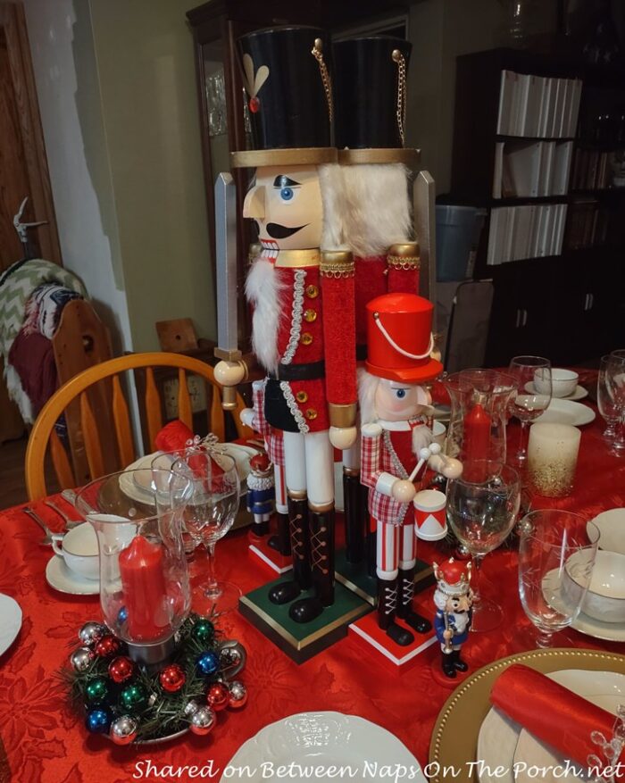 3 Christmas Table Settings, 2 Beautifully Decorated Homes & A Sleigh ...