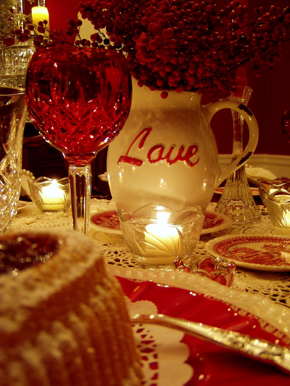 Romantic Valentine s Day Tablescapes Table Settings With Heart shaped Cakes